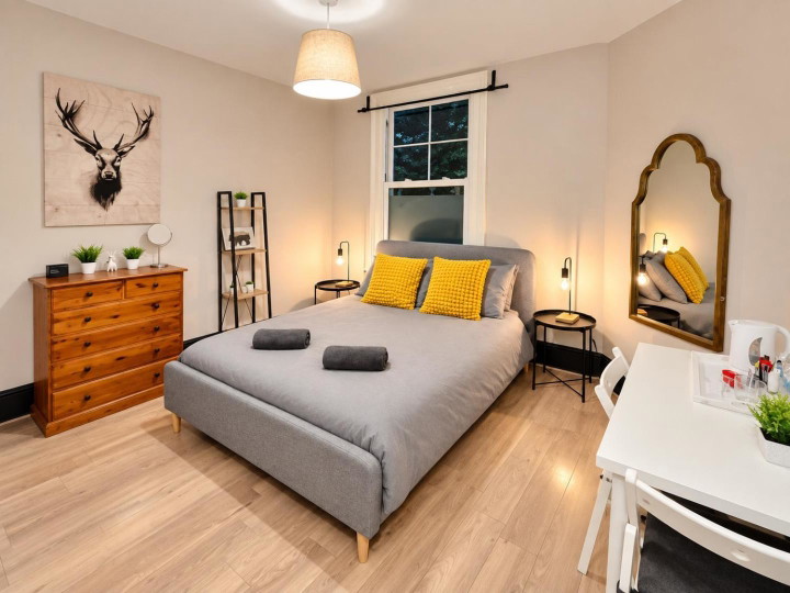 The Red Door House - Private Rooms In Wimbledon - Surbiton