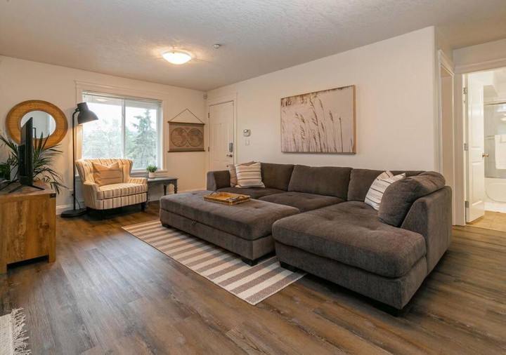 Cozy Renovated Oasis W Private Terrace & Parking - Langford
