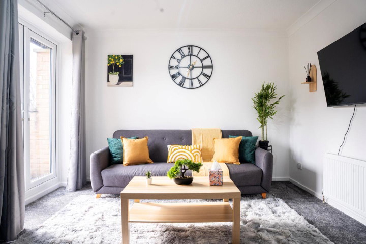 Modern Cozy Home With Balcony - Milton Keynes