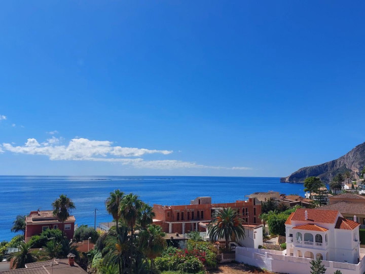Vistas Al Mar. Junto A La Playa. Garaje Y Piscina. - Calp