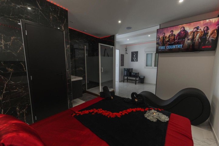 Secret Room Avec Jacuzzi Privatif Sexy - Châteauneuf-les-Martigues