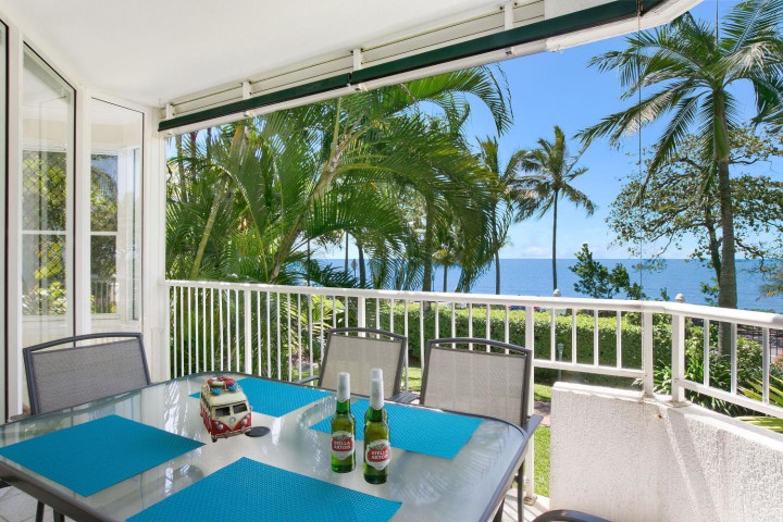 The Beach House 3br Waterfront Apartment, Own Wifi - Trinity Beach