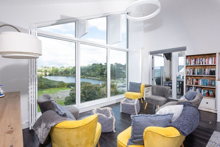Swanpool View - Walk To Beach - Free Wifi & Parking - Sea & Lake Views - Falmouth