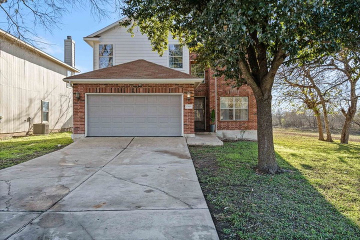 Spacious 8-bed Home Near Tesla & Samsung Plants - Elgin, TX
