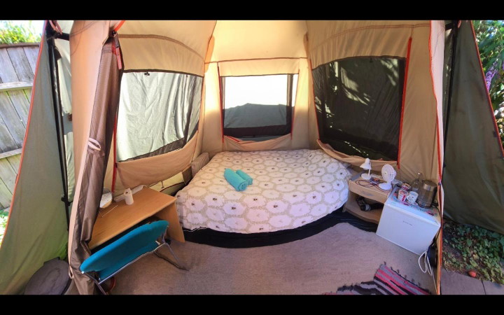 Honey Bee Tent Shared Bathroom No Kitchen No Oven - Glastonbury