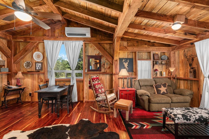 Texas Saw Mill Cabin - Hot Tub & 10 Mins To Main St - Fredericksburg, TX