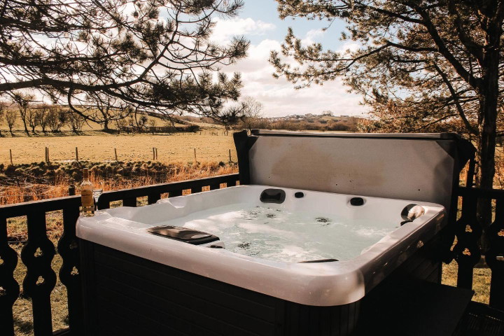 Keer Side Lodge, Luxury Lodge With Private Hot Tub At Pine Lake Resort - Carnforth