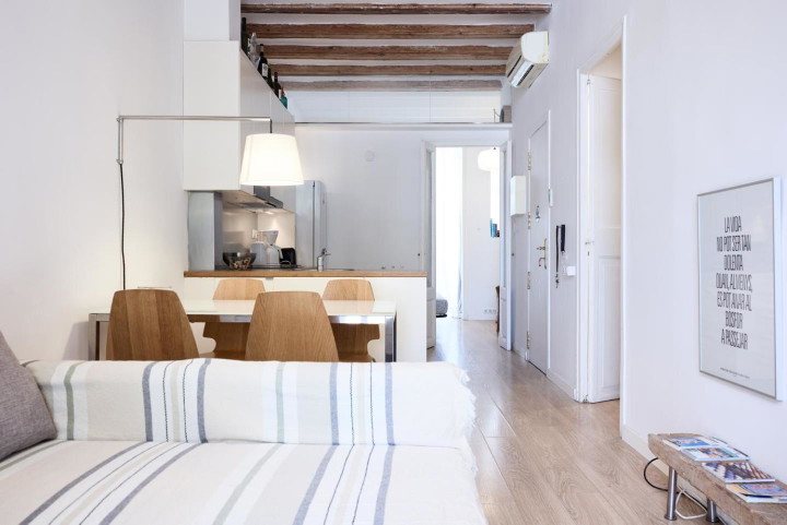 Sunny Apartment On The Square - Esplugues de Llobregat