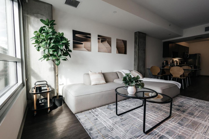 Luxurious Hollywood Condo - Burbank, CA