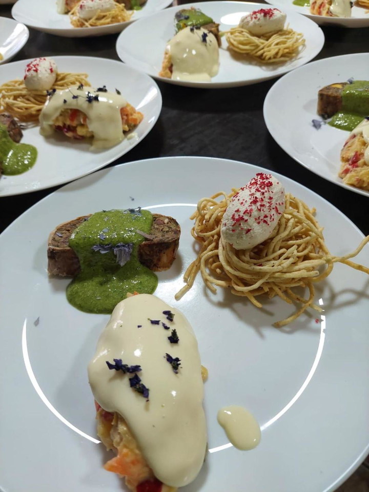 Vatra Lotrilor - Punct Gastronomic Local & Cazare - Roumanie