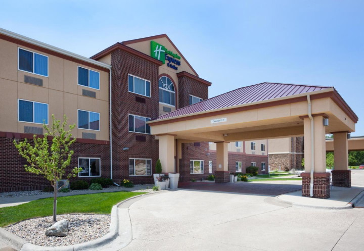 Holiday Inn Express & Suites Aberdeen By Ihg - Aberdeen, SD