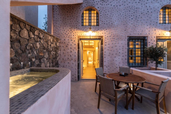 Frescoes Luxury Suites - Santorini