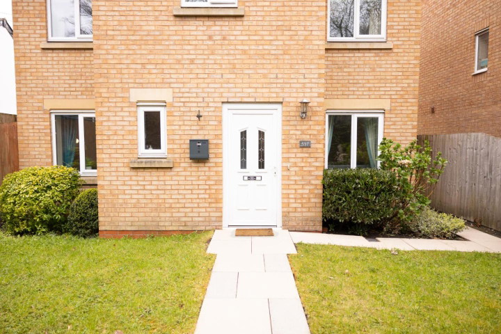 Clayton House- Conveniently Located, Spacious & Modern 4 Bedroom House Suitable For Work And Leisure Stays - Preston