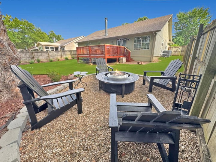 Relaxing Backyard With Fire Pit And Near Parks - Fayetteville, AR