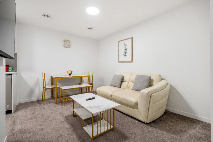 Mahogany 2br Private Suite Near Seton – 2 Queen Beds, Full Kitchen, In-suite Laundry - Calgary