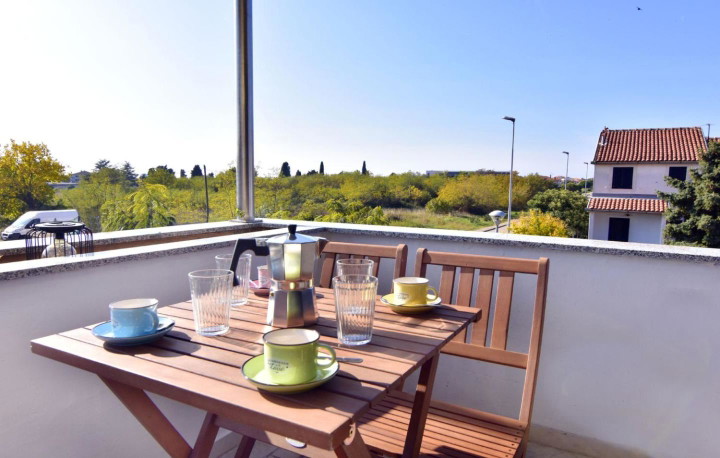 Quiet Holiday Apartment With Balcony - Umag