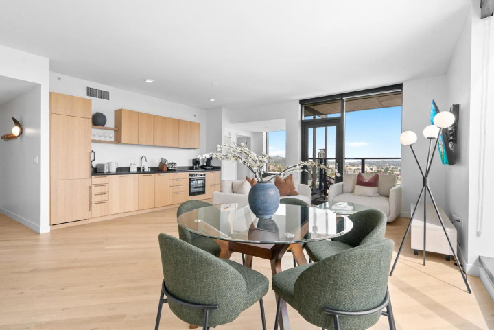 Skyline Luxe Panoramic Hollywood Views & Rooftop Pool - Los Angeles
