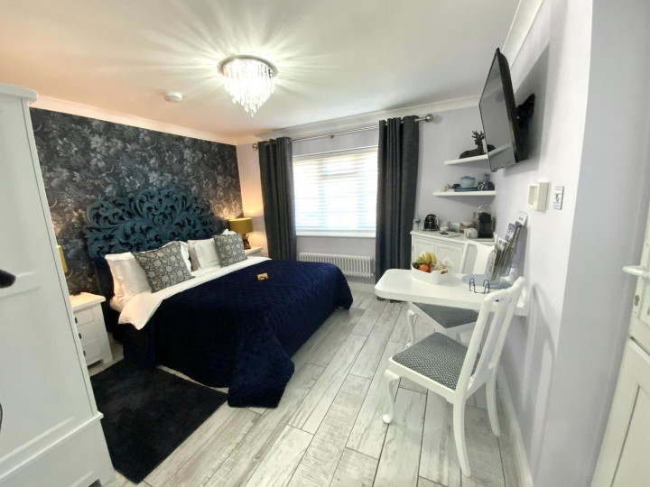 The Knightwood Oak A Luxury King Size Bed -En-suite Space - Lymington New Forest With Private Entrance - Key Box Entry-free Parking & Private Outdoor Seating Area -Full Fibre Wifi -Town ,Shops , Pubs & Solent Way Walking Distance & Complimentary Breakfast - Beaulieu