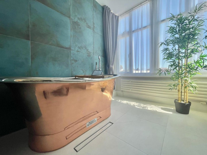 The Alice Apartment - By Coastline Retreats - Balcony Apartment - Alice In Wonderland Themed Secret Room - Luxury Copper Bath In Master Bedroom - Southbourne