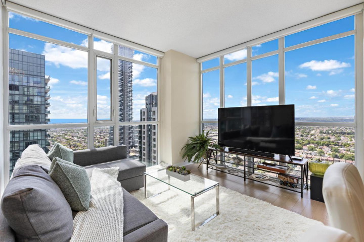 Ultra Luxurious 2.5 Bedroom 2 Full Bathroom 1 Parking Condo Near Sq1 Striking Views - Toronto, ON