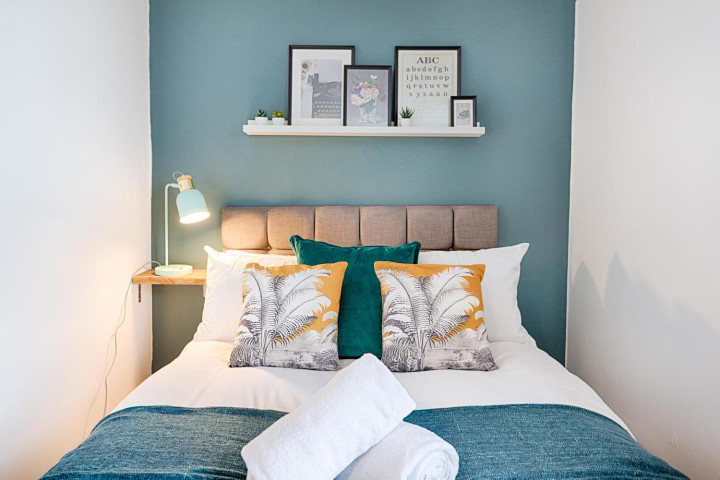 4 Bed - Sleeps 9 - City Centre - Work Crews - Swansea, UK