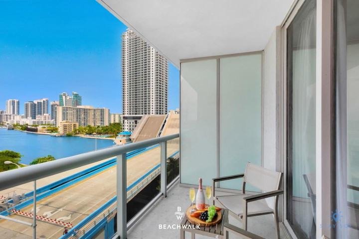 Elegant Studio Bay View & Resort Pool - Miami Gardens, FL
