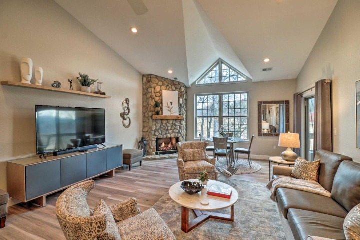 Indoor Pool & Golf Course Views: Lake Lure Condo! - Lake Lure, NC