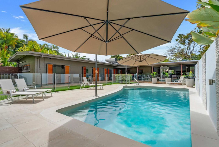The Last Resort: A Two Pool Luxury Villa - Palm Cove