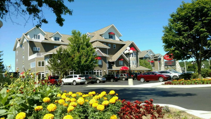 Cherry Tree Inn & Suites - Michigan