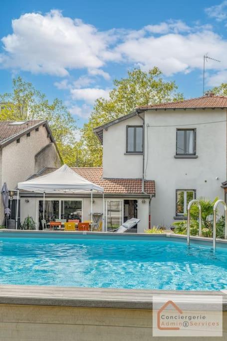 Maison à Lyon Parilly Avec Piscine, Jardin, Parking Privé & Proche Eurexpo - Lyon