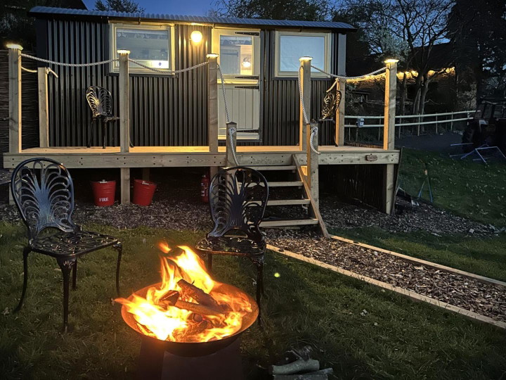 Spinney Wood Glamping, Oak Hut - 
