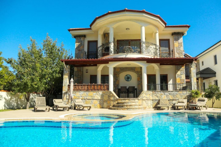 Hot Tub-fireplace-pets-sleeps 11-bbq-pool-parking - Dalyan