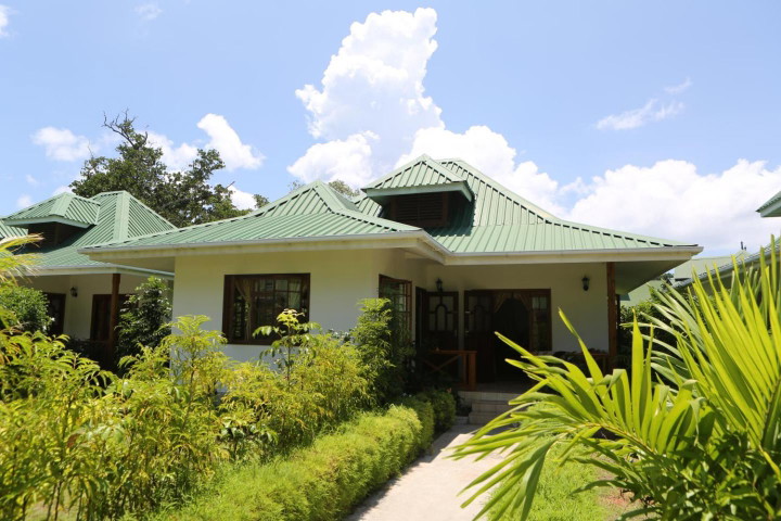 Le Surmer Self Catering Chalets - Mahé