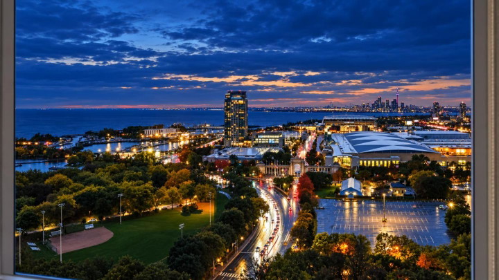 Skyline & Lake Views - Luxury Downtown Suite - Pool - Gym - Hot Tub - Mississauga