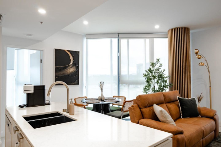 Chada By Cadiz Properties - 2 Bedroom Apartment With Lakeview Pool, Within Cbd And Beside Commonwealth Park - Canberra