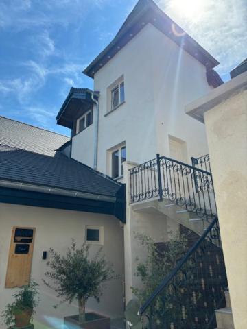 L'annexe Du Château De Saint Genix - Frankreich