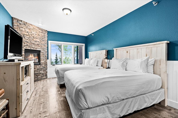 Breathtaking Lake Views Studio, 2 Queen Beds, Fireplace And Heated Indoor And Outdoor Pools - Two Harbors, MN