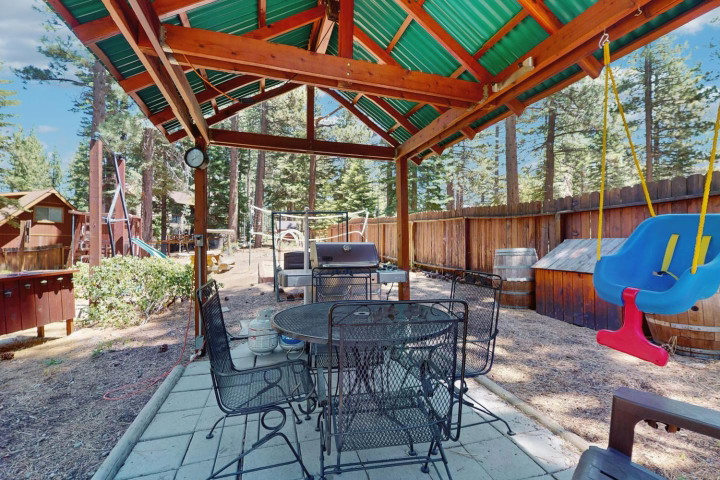 Spacious Hideaway With Private Hot Tub & Huge Yard - Near The Lake - South Lake Tahoe, CA
