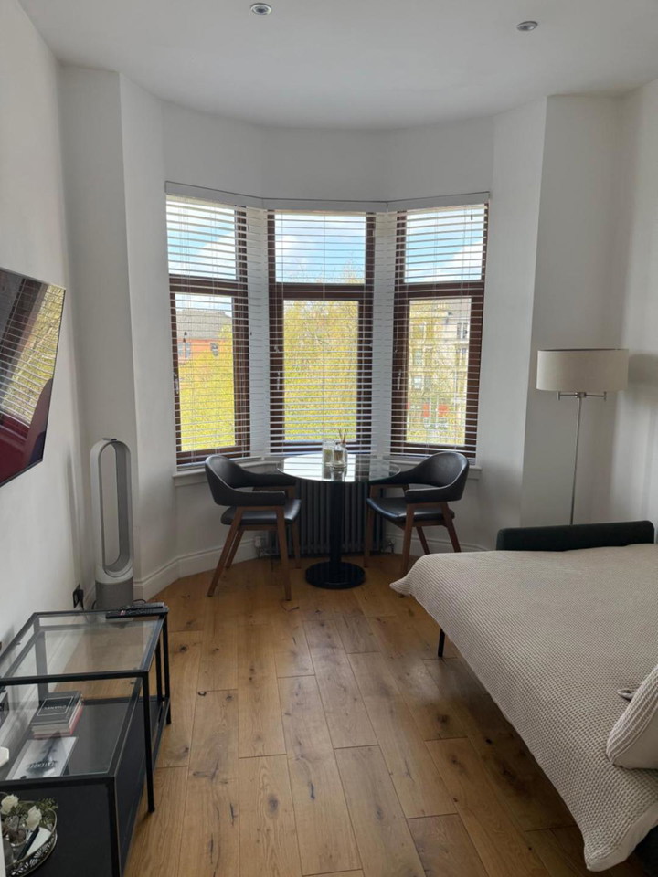 Top Floor West End Flat - 3-min Walk To Subway - Park Views - Glasgow