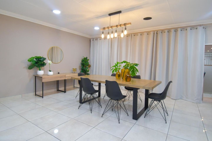 Upmarket Villa With Pool & Lush Garden - Pretoria