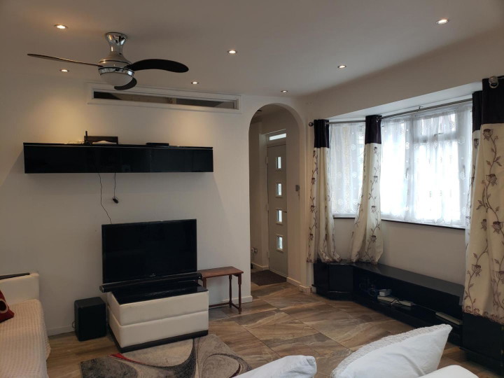 2-bed Retreat With Private Parking & Tram Links - Beckenham