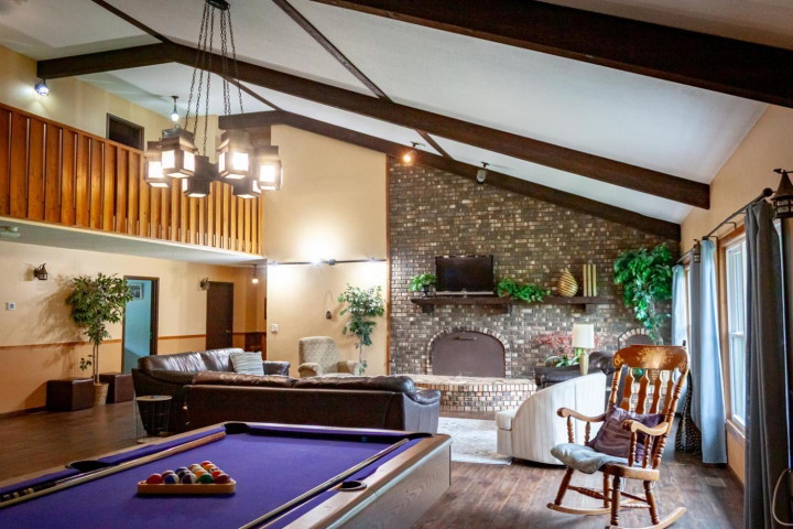 The Chateau On Butterfly Trail - 6 Bdrm Retreat - Winona, MN