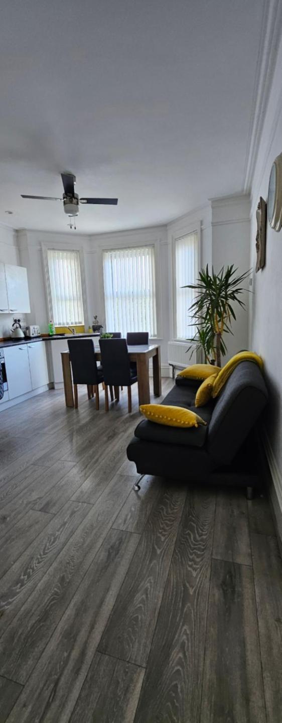 Bright Two-bedroom Apartment With Parking, Close To Train Station & Seaside - Bournemouth