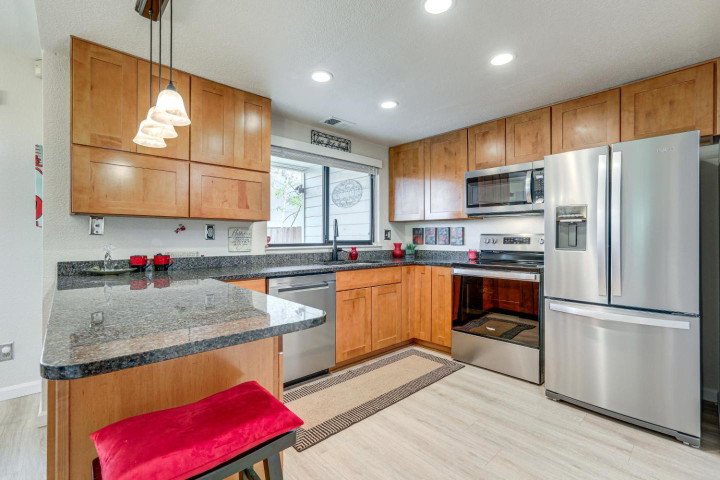 Work & Unwind! Stockton Townhome Near Med Centers - Stockton, CA