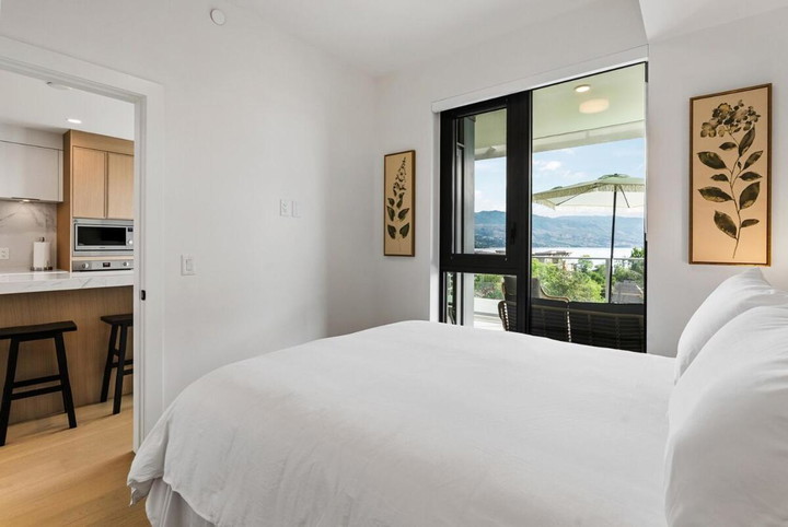 Aqua Iii Lakefront Luxury On Okanagan Lake Kelowna - Kelowna