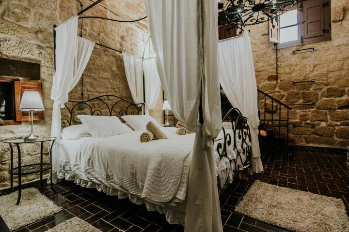 Durmiendo Como Reyes En La Rioja - Haro