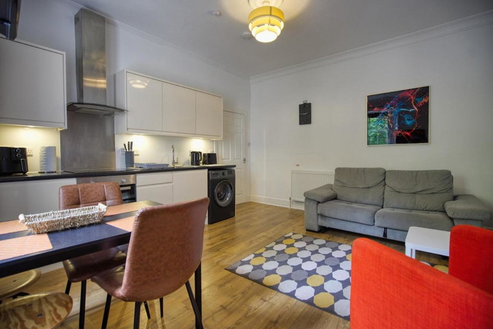 Stylish City Centre Flat With King Bed & Parking - Inverness