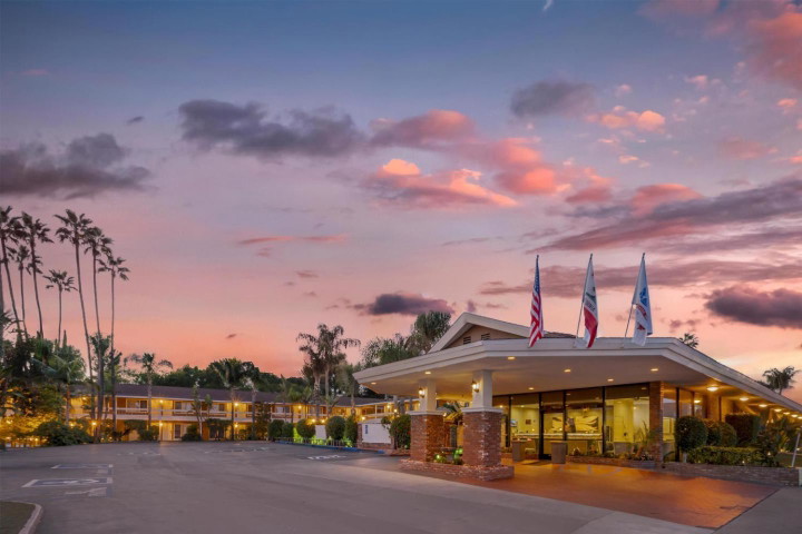 Best Western Plus Carriage Inn - Los Angeles