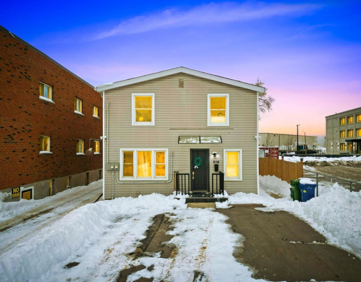 Separate 3br Family Friendly Apartments, Separate Floors, 5 Minutes Walk To The Fallsview With Free Parking & Wine - Niagara Falls