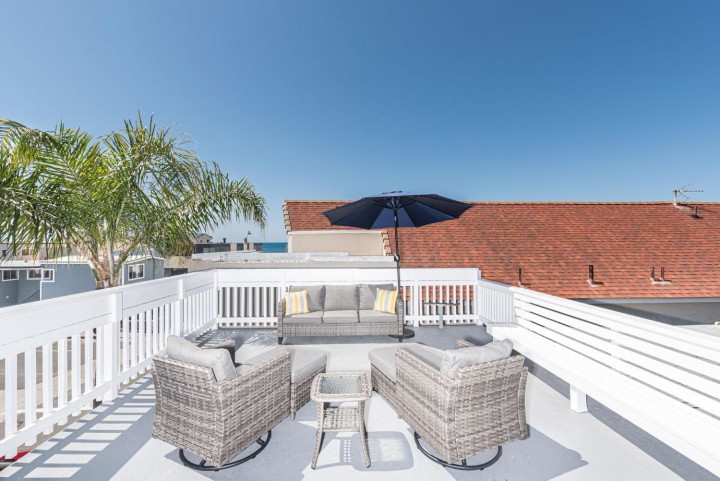 Pet-friendly 3br W Ac, Rooftop Deck, 2 Houses From Beach By Beachview Rentals - Newport Beach, CA